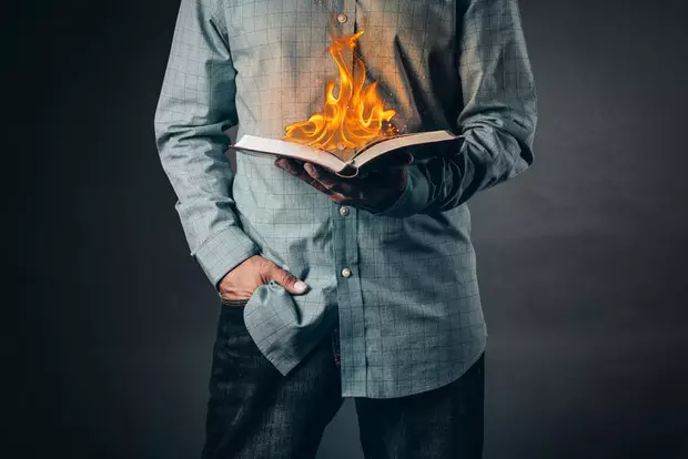 Il ragazzo ha mostrato come viene con libri grassi e guadagnava il soprannome 