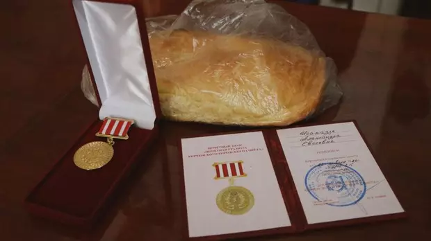 Photo9 լուսանկարը, Ղրիմում, մորթյա բաճկոնների պաշտոնատար անձինք ներկայացվել են Վետերաններին Baton Bread- ի եւ Medalka- ի վերաբերյալ, բայց հետո նրանք փորձել են «մոռանալ» (լուսանկար)