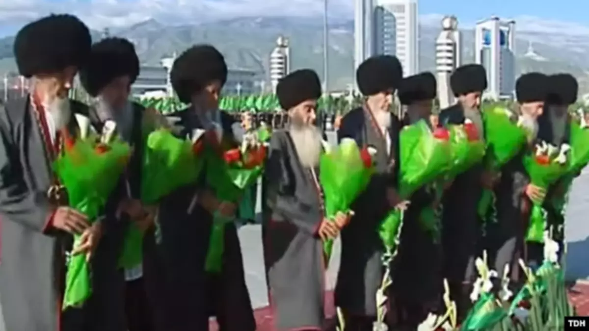 Foto №1 - Türkmenistanis, halli ametnikud nõuavad oma juukseid mustaks ja mõttetuks - halli