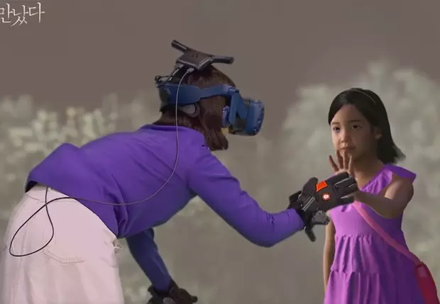 Foto №2 - I Sydkorea kunde en kvinna träffas med den avlidna dottern med VR-teknik (video)