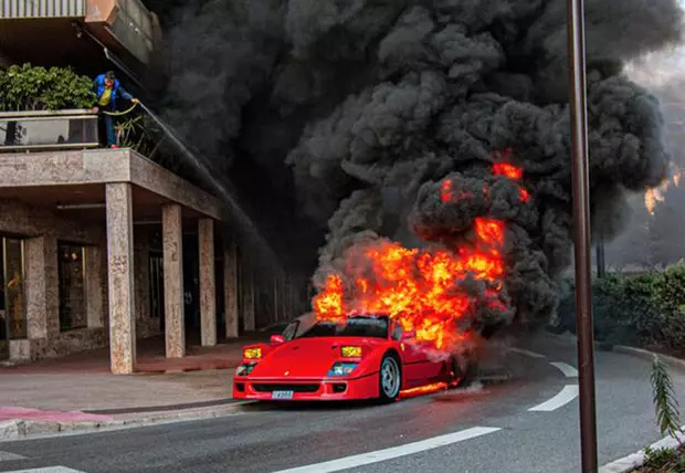 Ảnh №1 - Đẹp, nhưng Sở thích buồn: Ferrari quý hiếm bị đốt cháy ở Monte Carlo với giá một triệu bảng Anh (video)