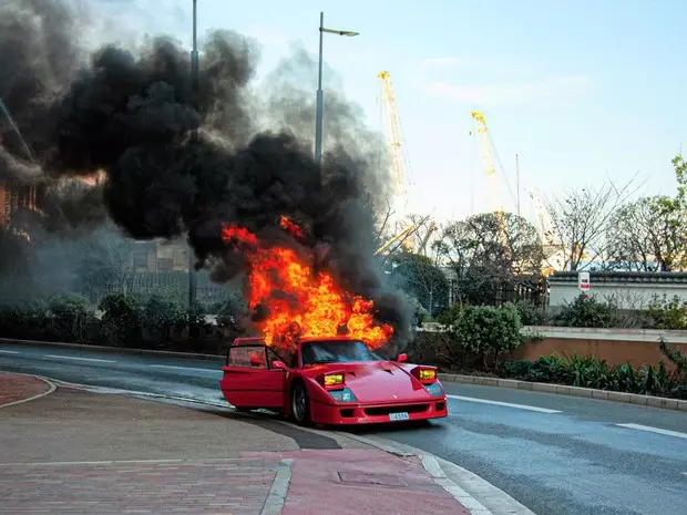 Фото №2 - Красиве, але сумне видовище: в Монте-Карло згорів рідкісний Ferrari за мільйон фунтів (відео)