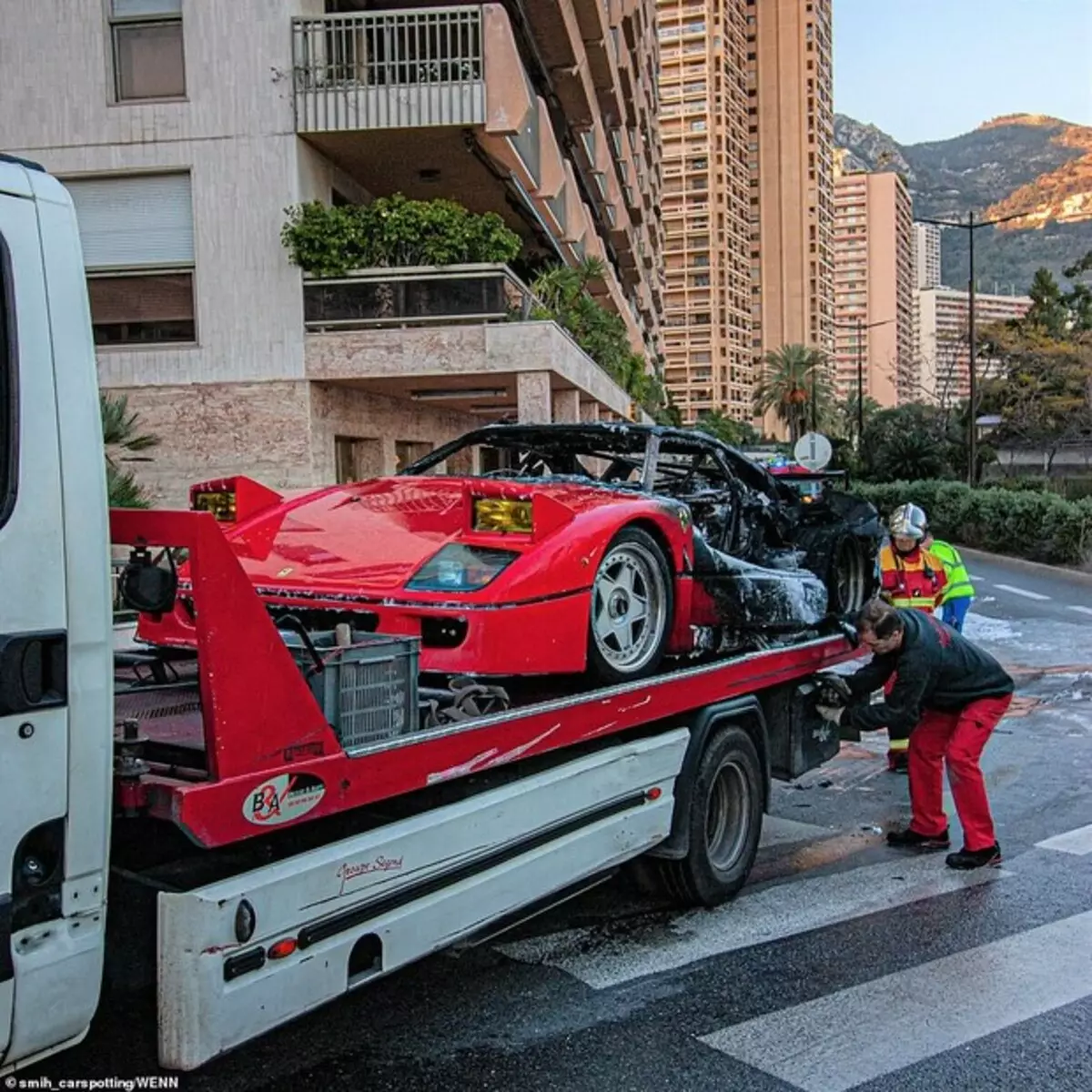 Foto nummer 3 - Smukt, men trist syn: Sjælden Ferrari brændt ned i Monte Carlo for en million pund (Video)