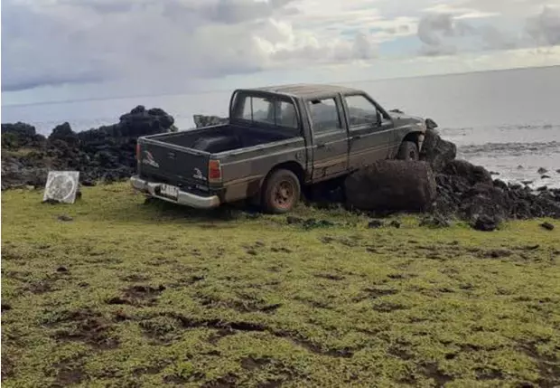 Mynd №1 - á eyjunni páska, maður á afhendingu fornu Istukan Moa (mynd)