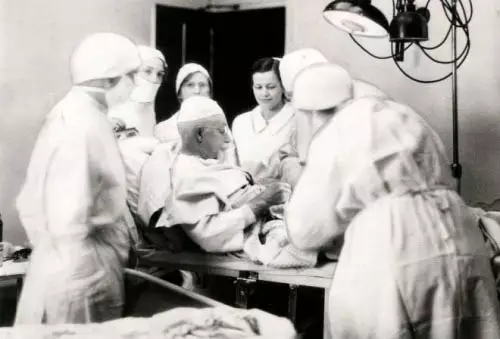 Nuotrauka №1 - 5 neįtikėtinos istorijos apie žmones, kurie turėjo atlikti operaciją sau