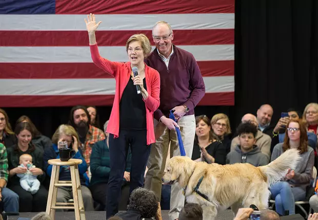 Fotoğraf Numarası 1 - Amerikan Senatörünün performansı sırasında, köpeği burrito çaldı ve izleyicinin dikkatini (video)