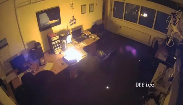 Prenosni računalnik je ostal zaprt za noč, in je eksplodiral in zažgal pisarno! Casting Video.