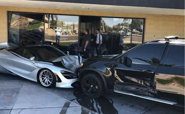 Foto №1 - Conductor de BMW se estrelló en el salón de McLaren y rompió dos autos por un valor de 350 mil dólares