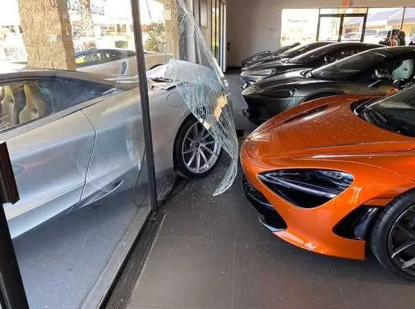 El conductor de BMW se estrelló en el salón de McLaren y rompió dos autos por un valor de 350 mil dólares 145785_3