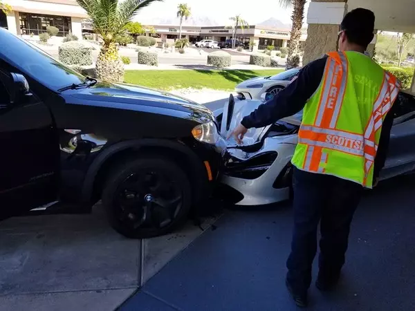 El conductor de BMW se estrelló en el salón de McLaren y rompió dos autos por un valor de 350 mil dólares 145785_6