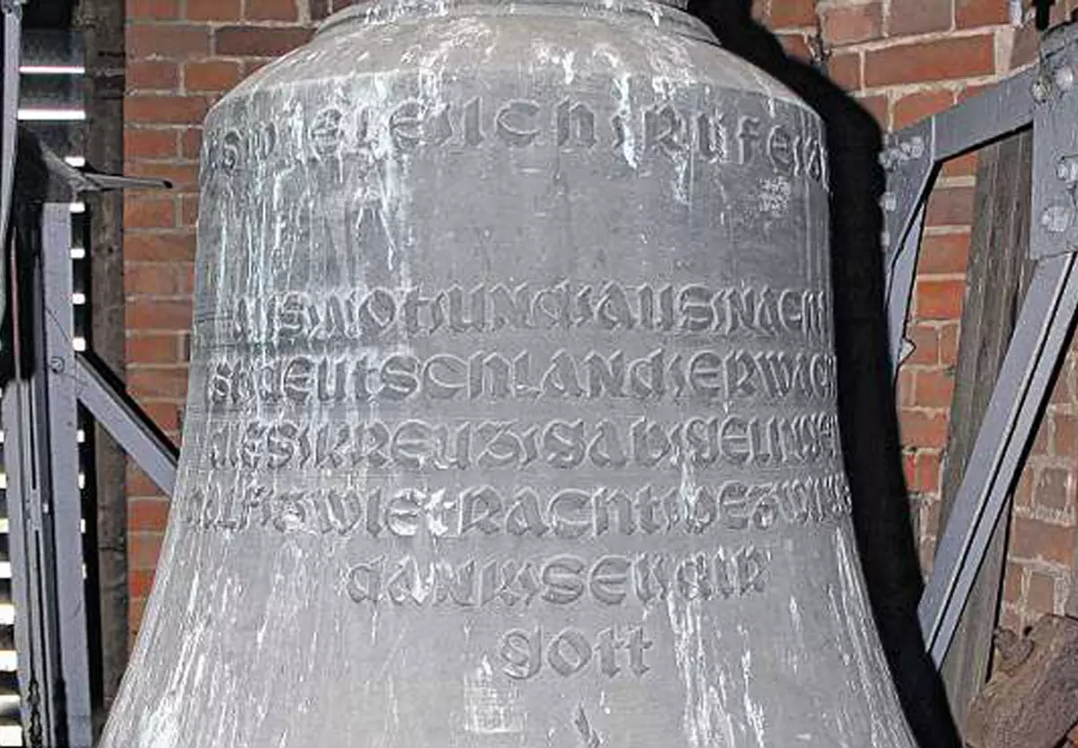 Només després de 73 anys a Alemanya va endevinar per treure l'esvàstica de la campana de l'església