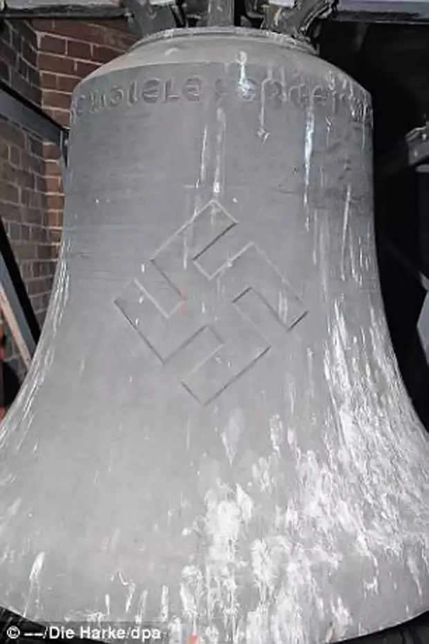 Foto Nummer 2 - erst nach 73 Jahren in Deutschland vermutete, das Swastika aus der Kirchenglocke zu entfernen