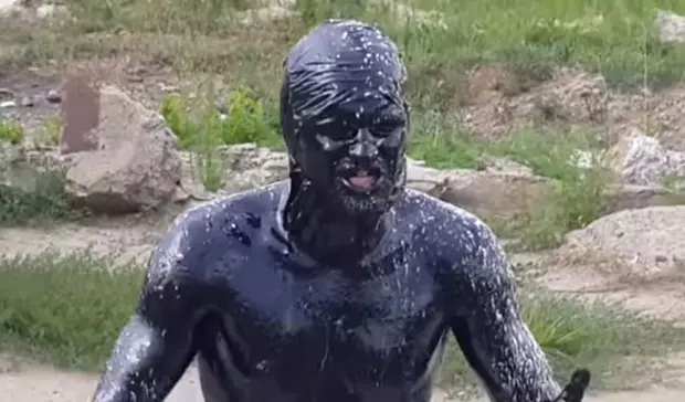 Ludi ruski skoči u bazen s loživim uljem! Video koji je postao virusan u divljim strancima