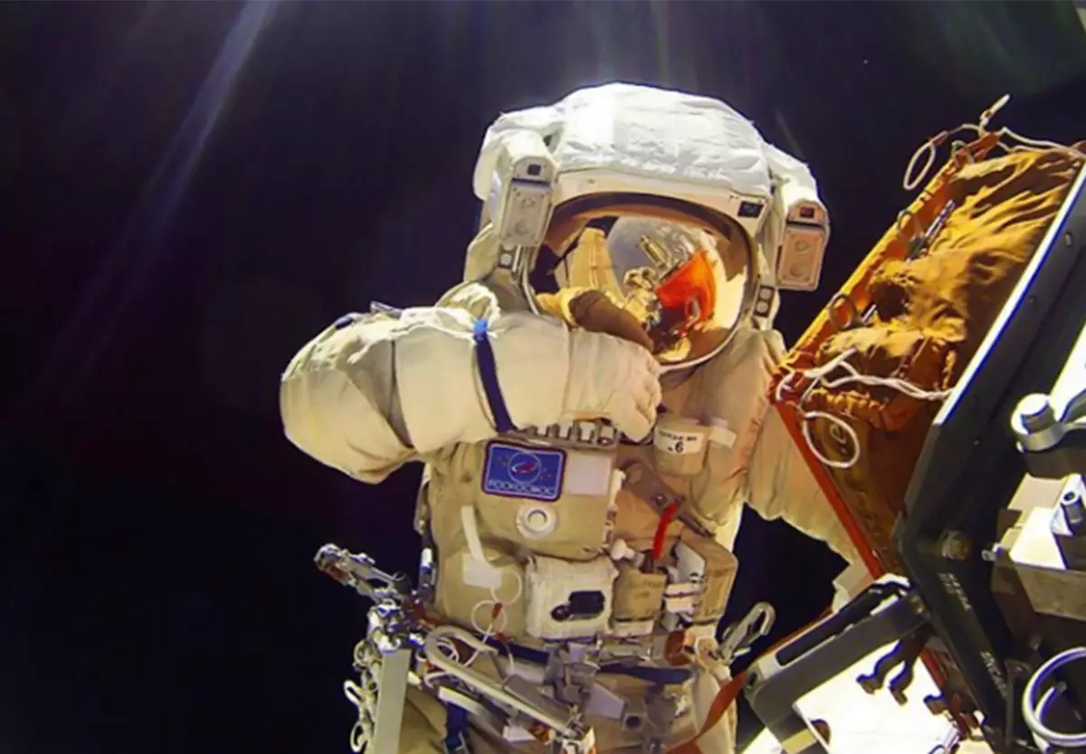 宇宙飛行士の目を通して世界の明確な眺め