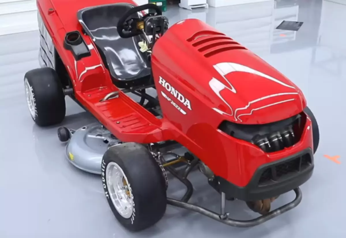 ფოტო №1 - Mad Lawn Mower, Furrowing ფართები სამყაროს სიჩქარე 200 კმ / სთ