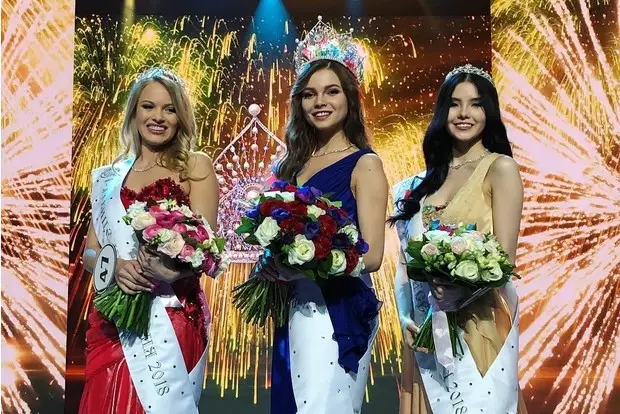 Miss Russia - 2018 Julia Polyacchina! Foto na-enweghị okpueze na ndị na-enweghị isi na-enweghị isi! 14894_2