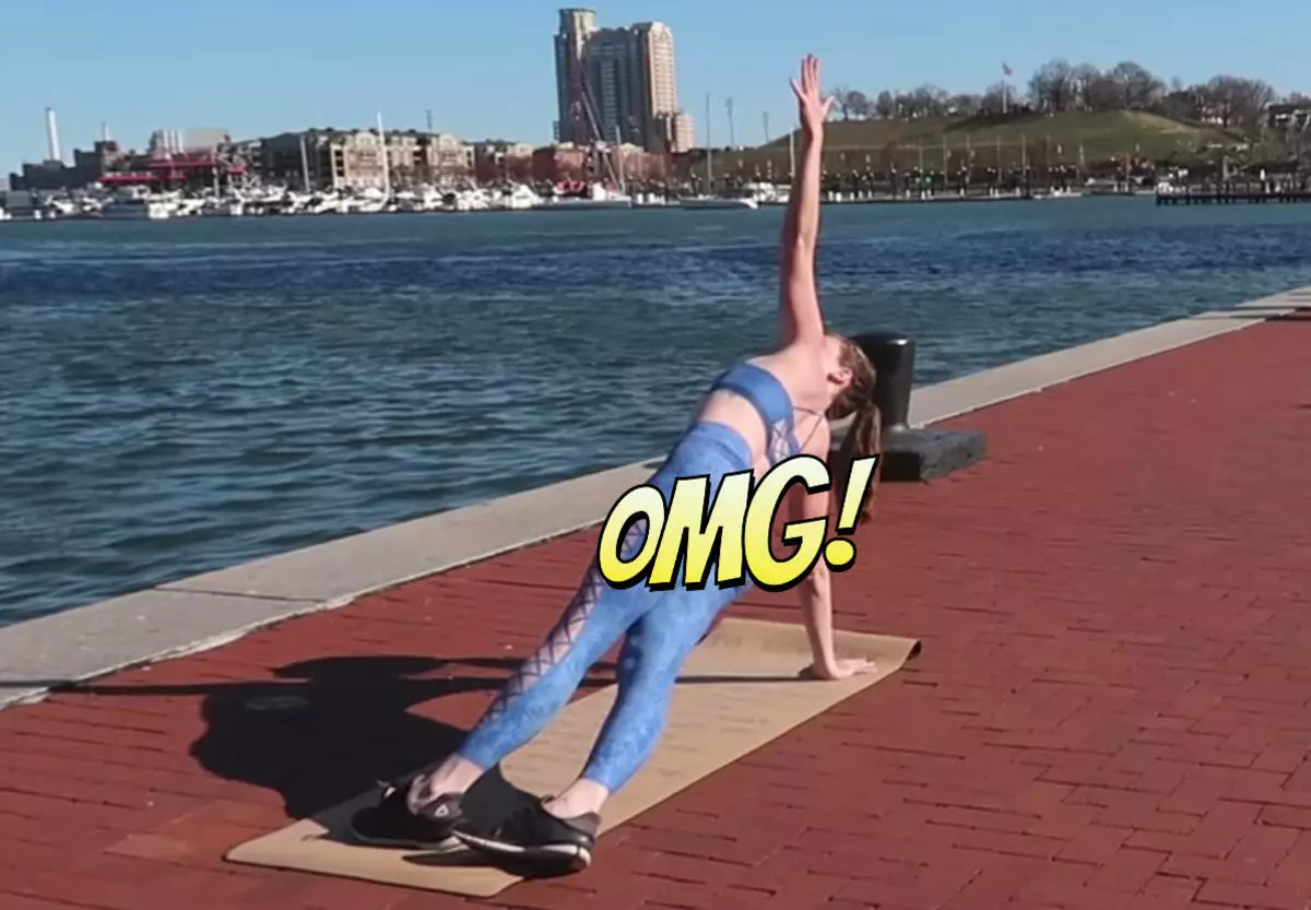Das Modell in der Kleidung, die auf dem nackten Körper gezogen werden, hat Yoga direkt auf der Straße! VIDEO