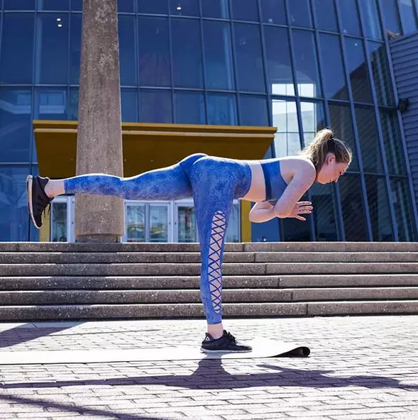 Das Modell in der Kleidung, die auf dem nackten Körper gezogen werden, hat Yoga direkt auf der Straße! VIDEO 14971_3