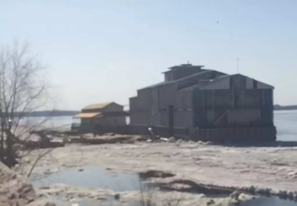 Restoran toros qirg'oqlarini yirtib tashladi va uni ochiq Volgaga oldi! Guvohlar Videodagi hamma narsani olib tashladi!