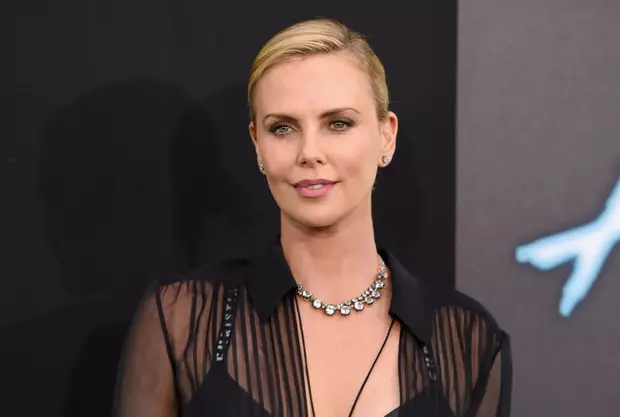 Ảnh №1 - Nhìn và khủng khiếp! Đây là cách Charlize Theron trông giống như, ghi bàn cho vai trò của 22 kg!