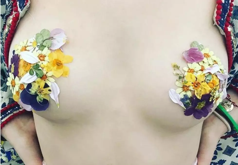 Bulaklak sa mga nipples - ang pinaka kapana-panabik na trend ng tag-init na ito!