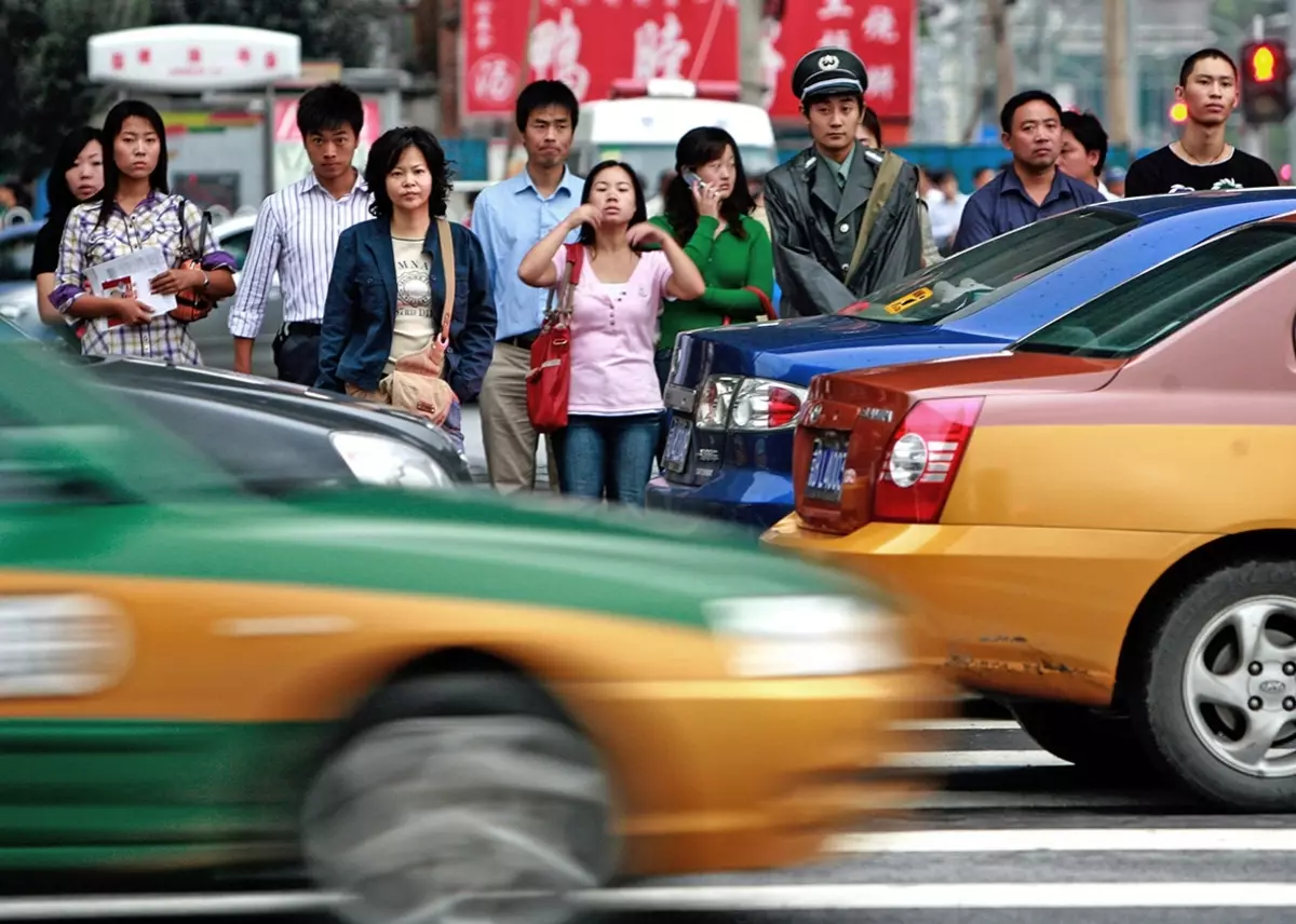 Sa Tsina, patuloy na labanan ang walang prinsipyong mga pedestrian: ngayon sila ay natubigan ng tubig