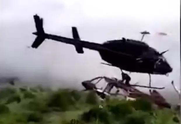 Lakini! Haki ya helikopta, ajali, akaanguka helikopta nyingine (video ya janga)