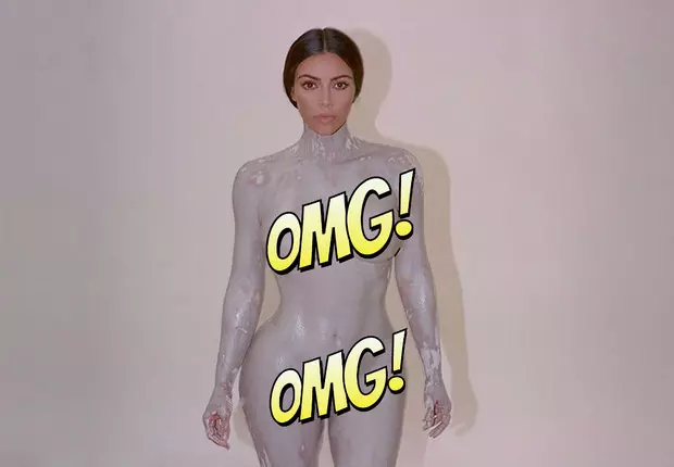 Fotoğraf №1 - Kim Kardashian, yeni ruhlarının şişesinin nasıl görüneceğini göstermek için soyundu