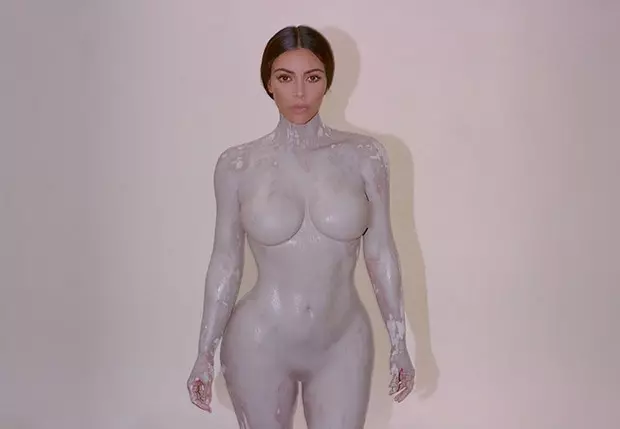 Foto №2 - Kim Kardashian kreeg verklaren hoe de fles van haar nieuwe geesten eruit zal zien