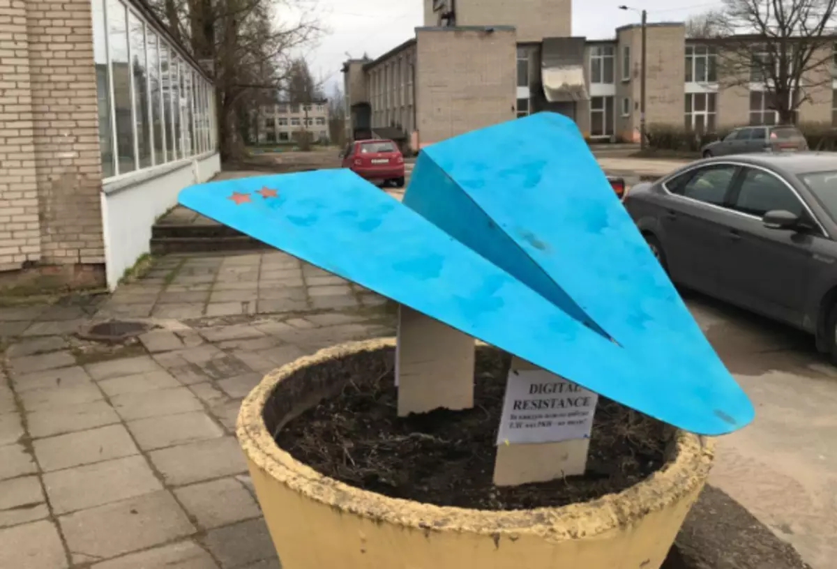 Les écoliers mettent un monument de télégramme sous Pierre pour de l'argent reçu du député. Mais tout n'est pas si simple!