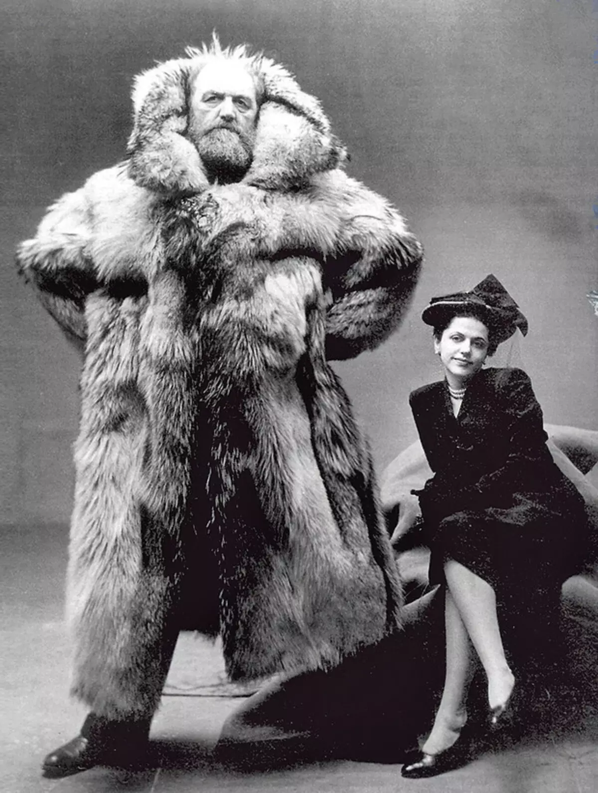 Peter Freichen në një pallto lesh nga një ari polar me një grua të tretë, Dagmar Gale. 1947 vit