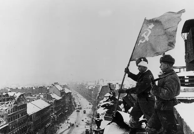 Sowjetesch Zaldoten huet de roude Fändel opgeworf. Budapest, Dezember, 1945