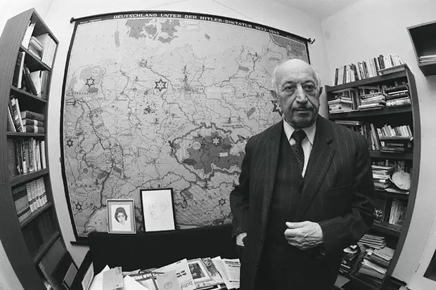 Simon Vesental a la seva oficina. 1984