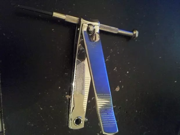 Använd Nail Clippers som en hävarm för små skruvmejslar