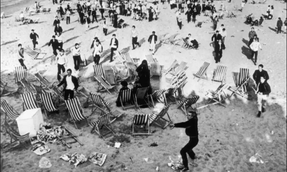 Историја једне фотографије: Масовна борба и модови на плажи, 1964