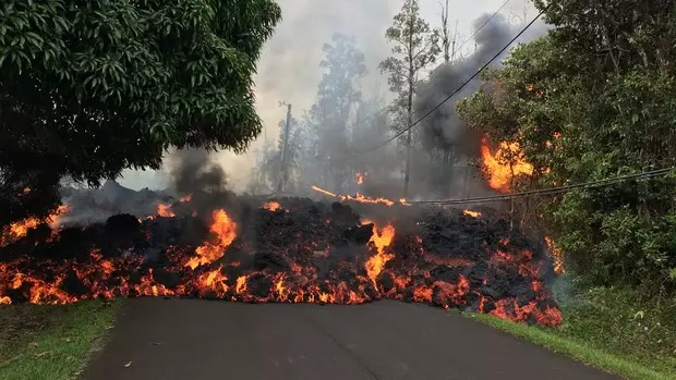 Chithunzi №1 - Lava kuchokera ku chiphalaphano ku Hawaii kusefukira kwamaseri