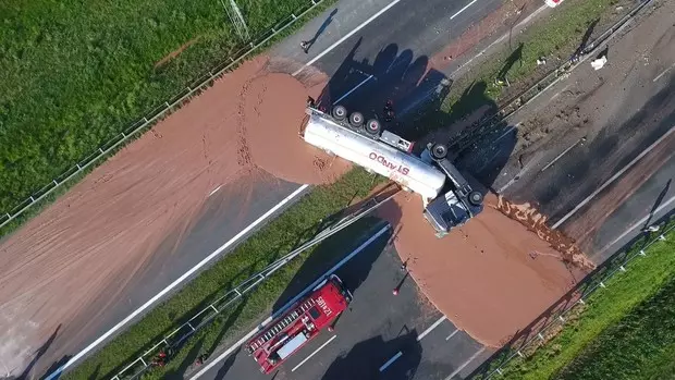 A truck with 12 tons of liquid chocolate turned over on the highway! Very sweet video