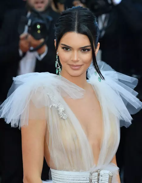 UKendall Jenner wabonisa i-nipples kumnyhadala weefilimu ze-cannes 16239_2