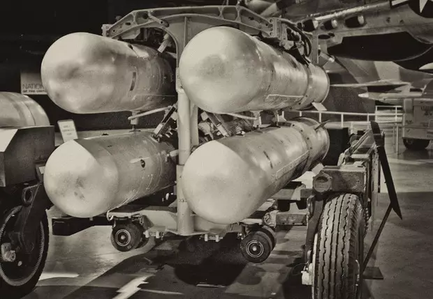 סט של ארבעה פצצות thermonuclear b28