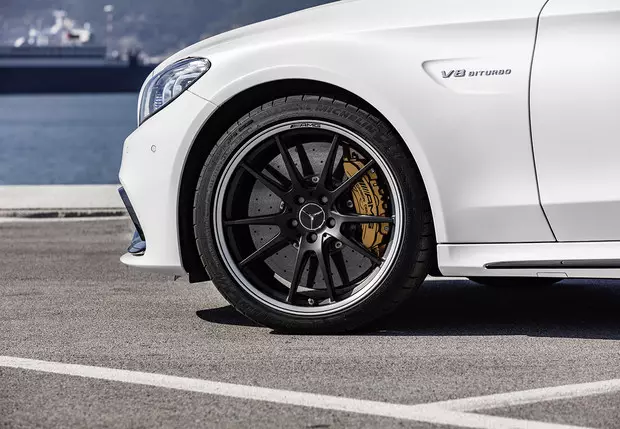 عکس №4 - عملکرد نیروی. مرسدس AMG C 63 S