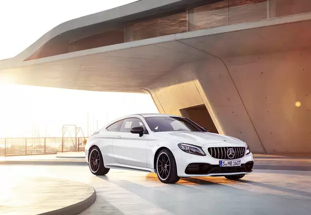 Daim duab naj npawb 7 - tawm los ntawm kev quab yuam. MERCEDES-AMG C 63 S