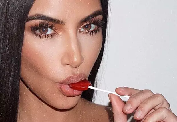 Fotoğraf №1 - Kim Kardashian bir nidget ile durdu! Yeni Selfie'den şokta internet!