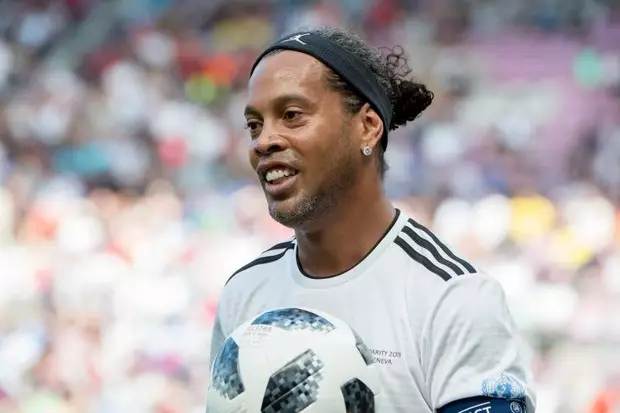 Fotografovanie №1 - Brazílsky futbalista Ronaldinho Marries Two Girls okamžite