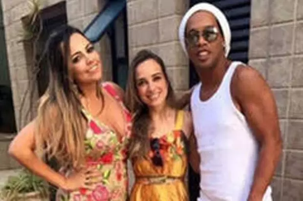 Foto №2 - Footballer brasileiro Ronaldinho se casa com duas garotas imediatamente