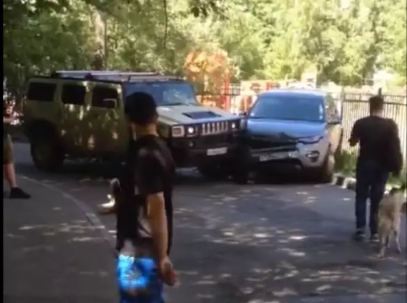 Vodič na Hummer je žehlenie zaparkovaného auta! Video