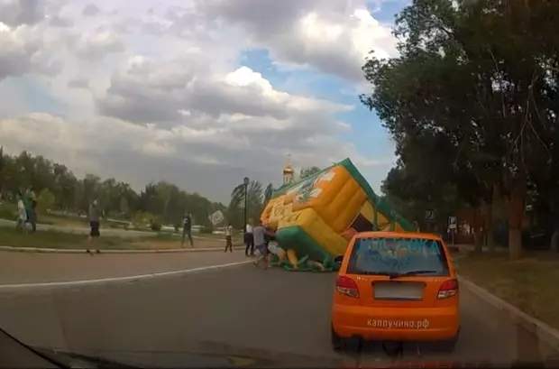 Bayê hêzdar bi zarokan re trampolînek inflatable rakir û mîna ku mushku (vîdyoya karesatê) ket