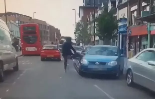 O condutor correu desde o punto sen notar o ciclista e lamentouno cen veces! (Vídeo coa participación da daga)