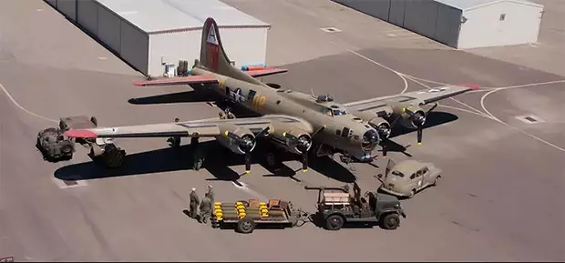 Foto №2 - Reconstructores militares alcanzou un novo nivel! Tornouse un piloto do bombardeiro e solte as bombas!