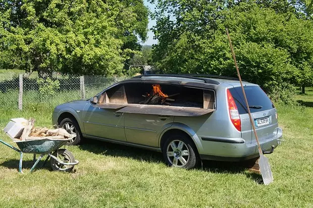 Fotografie №1 - Svar Lyfhak: Jak otočit staré auto do trouby (a vařit boršč v něm)