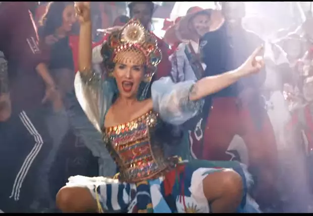 Foto №1 - Natalia Oreiro in de halslijn en Kokoshnik danste naar de eddyhead in de aflopende clip op de song verenigd door Love to the 2018 World Cup!